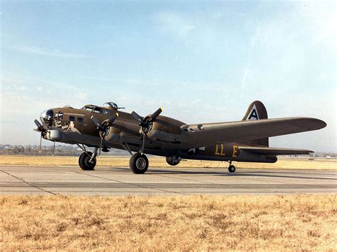 Download Military Boeing B 17 Flying Fortress Hd Wallpaper