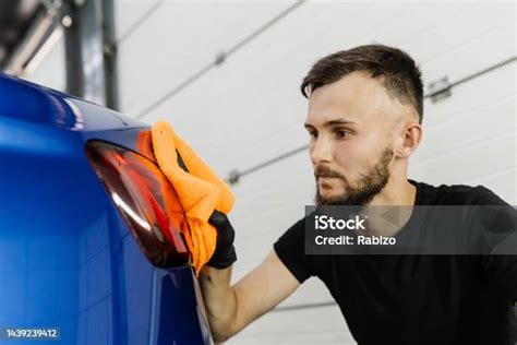 청소부 작업자는 세차 후 마른 몸 차 자동차 서비스를 자세히 설명하는 마이크로 화이버로 손 자동차 건조 25 29세에 대한 스톡 사진 및 기타 이미지 Istock