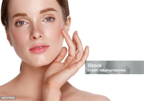 손으로 초상화 아름다움 여자 얼굴입니다 완벽 한 신선한 깨끗 한 피부 색상 보라색 입술 레드 아름 다운 모델 소녀 건강한 생활방식에 대한 스톡 사진 및 기타 이미지 Istock