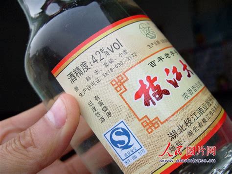 组图： 过度饮酒有害健康”警示语上酒瓶 图片 人民网