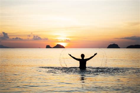 Femme Plein Coup Dans La Mer Photo Gratuite