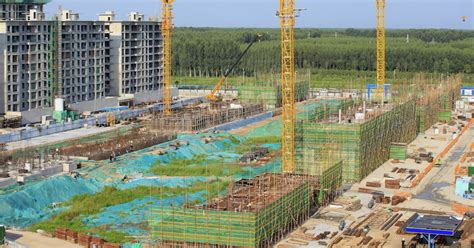 노동자들은 건설 현장에서 일하고 노동자들은 주거용 건물을 짓는다 사진 Unsplash의 건설 산업 이미지