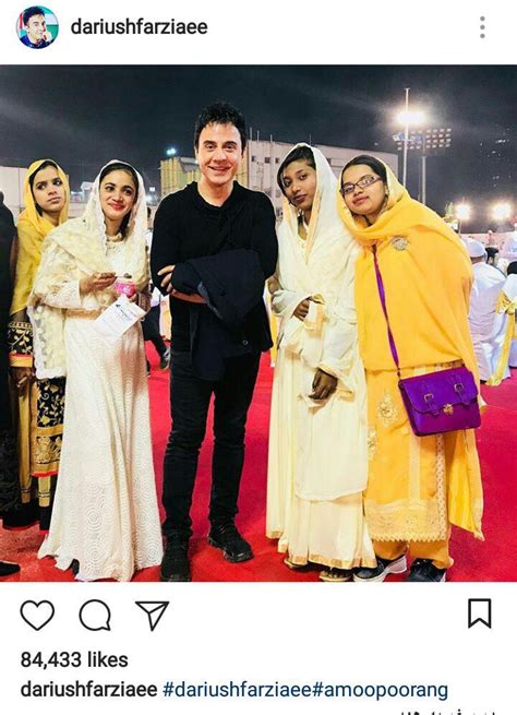 عکس یادگاری مجری مشهور تلویزیون با دختران هندی عکس