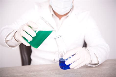 삼각 플라스 크에 실험실 컵에서 녹색 액체를 붓는 과학자 Stem 주제에 대한 스톡 사진 및 기타 이미지 Stem 주제 개념 개체 그룹 Istock