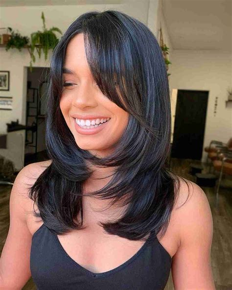 15 Flattering Long Hairstyles For Oval Faces