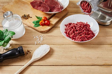 다진 생 고기와 갈은 쇠고기 고기 분쇄기에 의해 강제 고기를 준비하는 과정 맨 위 보기 가루로 빻은에 대한 스톡 사진 및 기타 이미지 Istock