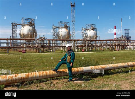 Worker Oil Refinery Hi Res Stock Photography And Images Alamy