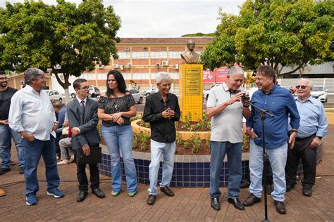 João Netto De Campos Ex Prefeito De Catalão Ganha Busto Na Praça Do