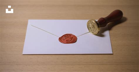 갈색 도장이 찍힌 흰색 봉투 사진 Unsplash의 무료 보라색 이미지