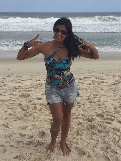 Minha Irmã Linda E Garota Da Praia Garotas Cores Do Verão Morenas
