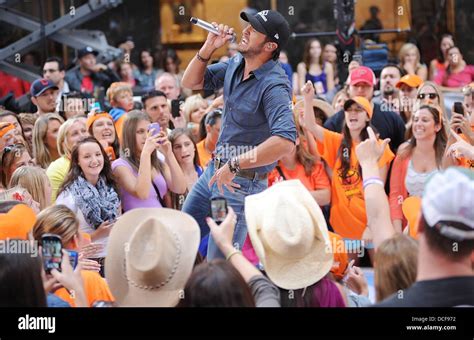 New York Ny 16th Aug 2013 Luke Bryan On Stage For Nbc Today Show
