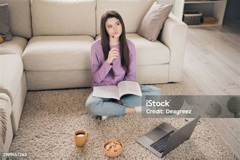 매력적인 젊은 십대 여성 마음 공부 원격으로 옷을 입은 보라색 옷차림 밝은 아늑한 하루 빛 홈 인테리어 거실의 전체 크기 사진 14 15 살에 대한 스톡 사진 및 기타