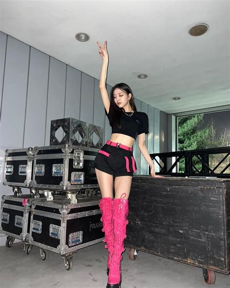 220409 Itzy Instagram Update Yuna Kpopping