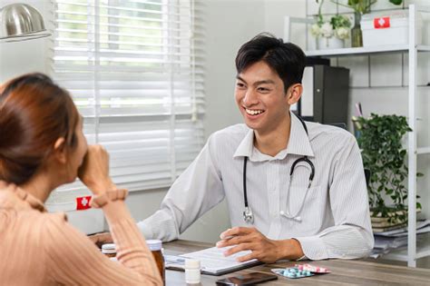 의사와 환자의 상호 작용 상담 중 환자와 소통하는 의료 전문가 2명에 대한 스톡 사진 및 기타 이미지 2명 Office Of Management And Budget