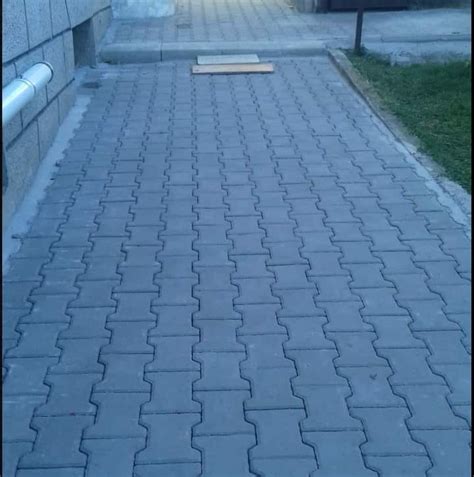 Редене на всякакъв вид паваж плочки бордюри услуги с багер бобкат камион