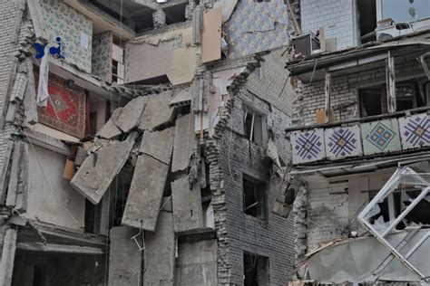 Удар по житловому будинку у Миколаєві рятувальники розбирають завали