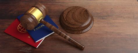 2 여권 그리고 나무 책상 배경에 판사 망치 3 차원 일러스트 레이 션 출입국에 대한 스톡 사진 및 기타 이미지 출입국 변호사 세관 수송 기관 건물 Istock