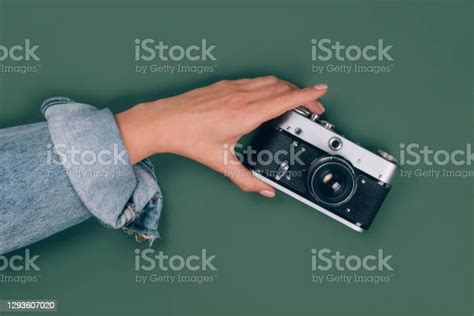 텍스트 복사 공간이있는 녹색 배경에 오래된 복고풍 사진 카메라를 들고있는 여성의 손의 클로즈업 보기 트렌디 한 빈티지 사진 온라인 사진 학교 개념 선택적 초점 Live
