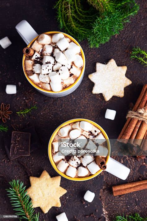 마시멜로와 계피 쇼트크러스트 쿠키 향신료 쓴 초콜릿을 다크 스톤 배경으로 한 핫 초콜릿 또는 코코아 축제 크리스마스 또는 새해 장식 맨 위 보기입니다 0명에 대한 스톡 사진