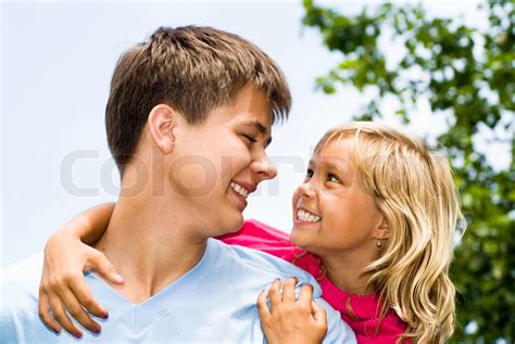 Glückliche Bruder und Schwester Stock Bild Colourbox