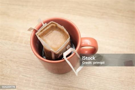 컵에 커피 물방울 종이 필터 가방에 커피를 양조하는 대체 가루로 빻은에 대한 스톡 사진 및 기타 이미지 가루로 빻은 가방 검은색 Istock