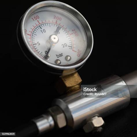 압력 측정을 위한 원형 장치 다이얼 게이지 0의 압력 게이지 0명에 대한 스톡 사진 및 기타 이미지 0명 강철 검은색 Istock
