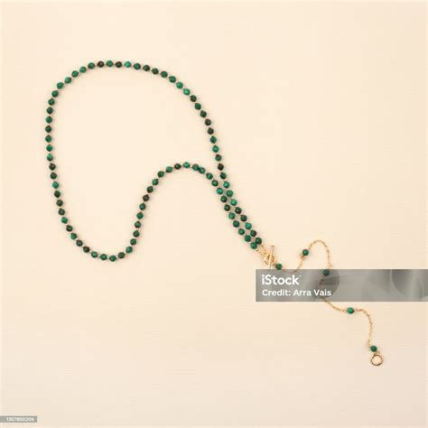 베이지 색 질감 배경에 녹색 말라카이트 보석 돌의 여성 목걸이 0명에 대한 스톡 사진 및 기타 이미지 0명 결정체 공작석 Istock