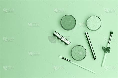 平铺组成与装饰化妆品产品在时尚的薄荷背景模型为您的设计副本的空间