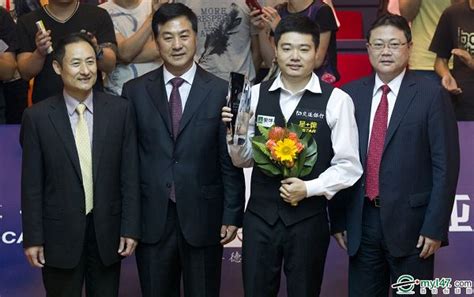 图文：上海大师赛丁俊晖夺冠 丁俊晖与嘉宾合影 搜狐体育