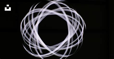 검은색 배경에 흰색과 파란색 조명 사진 Unsplash의 무료 회색 이미지