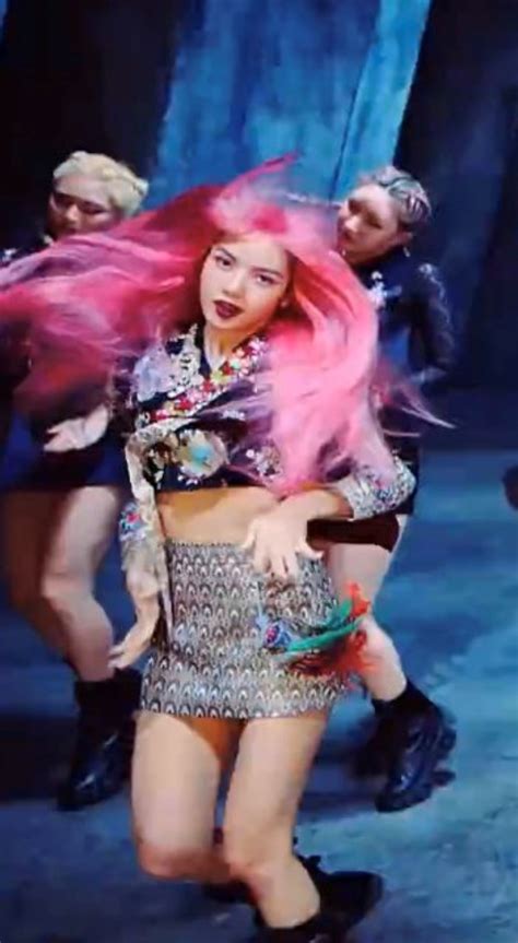 เอ๊ะยังไง แฟนๆสังเกตุกระโปรง ลิซ่า คุ้นเหมือนผ้าซิ่นไทย แต่ความจริงคือ The Bangkok Insight