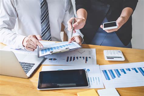 전문 경영진 비즈니스 팀 브레인스토밍 으로 투자 프로젝트 작업 계획 및 파트너와의 대화 및 협력 상담의 비즈니스 전략 수립