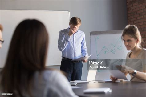 공공 장소에서 프레 젠 테이 션을 만들기 위해 고민 하는 남성 스피커 긴장 프리젠테이션 연설에 대한 스톡 사진 및 기타 이미지 프리젠테이션 연설 불안 공포증 Istock