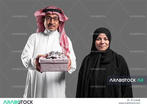 مفهوم الألفة والمحبة، بورتريه مقرب لزوجان عربيان خليجيان سعوديان كبار