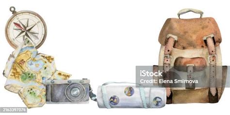 관광 용품 배낭 배낭 가방 빈티지 나침반 오래 된 사진 카메라 내비게이션지도 수채화 손으로 그린 복고풍 그림입니다 관광 여행