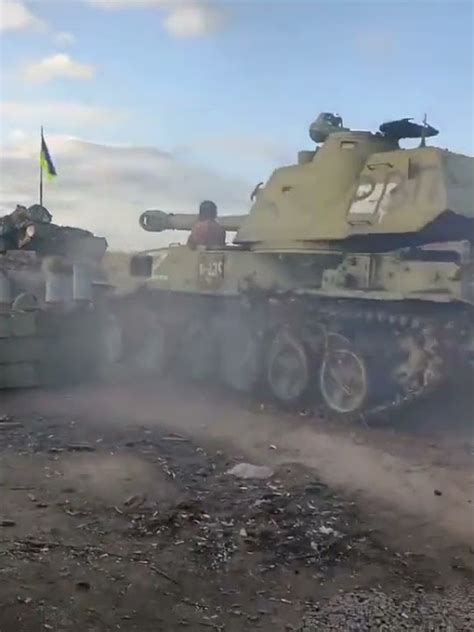 Український танк Т 64БВ буксирує російську 152 мм САУ 2С3 «Акація в Херсонській області Youtube