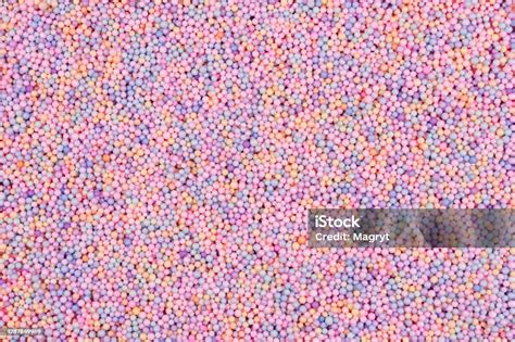 파스텔 컬러 볼 텍스처 스티로폼 또는 폴리스티렌 폼 배경 베이킹과 과자를 장식하는 데 사용되는 다채로운 설탕 공의 혼합 무지개 색 설탕 칩 또는 드래그 스핀 과자 구에 대한