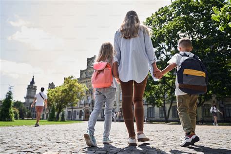 구시 가지에서 야외에서 손을 잡고 걷는 작은 아들과 딸과 함께 어머니의 낮은 각도 사진 Unsplash의 가족 이미지