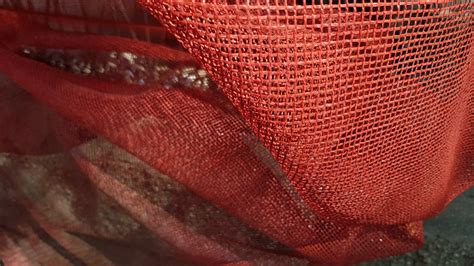 밝은 햇빛에 체크 패턴 메쉬 구조의 구겨진 빨간 건설 그물 흐린 배경에 빨간색 플라스틱 섬유 메쉬 클로즈업 추상물결 배경 0명에 대한 스톡 사진 및 기타 이미지 Istock