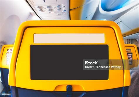 광고 공간을 위한 빈 공간이 있는 상업용 항공기 비행기의 승객 좌석 뒤쪽 비행기에 대한 스톡 사진 및 기타 이미지 비행기 광고 마케팅 Istock