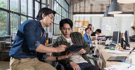 새로운 아이디어를 위한 아시아 사업가 크리에이티브 팀 회의 및 현대 사무실에서 문제 프로젝트 비즈니스 해결 사진