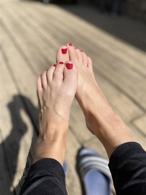 Red Toes R Feet Queens