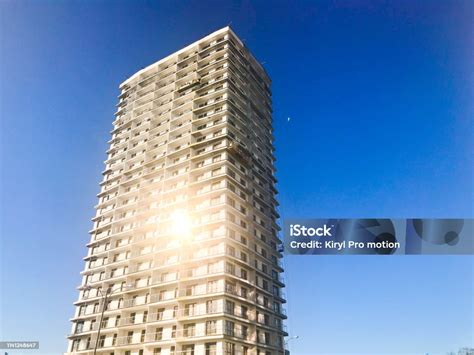 큰 높은 철근 콘크리트 패널 모놀리식 프레임 프레임 블록 하우스 건물 마천루 푸른 하늘에 대 한 창에서 태양의 눈부심과 새로운 건물 0명에 대한 스톡 사진 및 기타 이미지