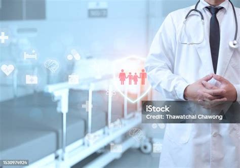 실험복을 입은 의사가 병원 안의 배경에 서 있다 의료 개념입니다 의료 정보 검색 개념입니다 질병 치료의 개념 보험 개념입니다 개념에 대한 스톡 사진 및 기타 이미지 Istock