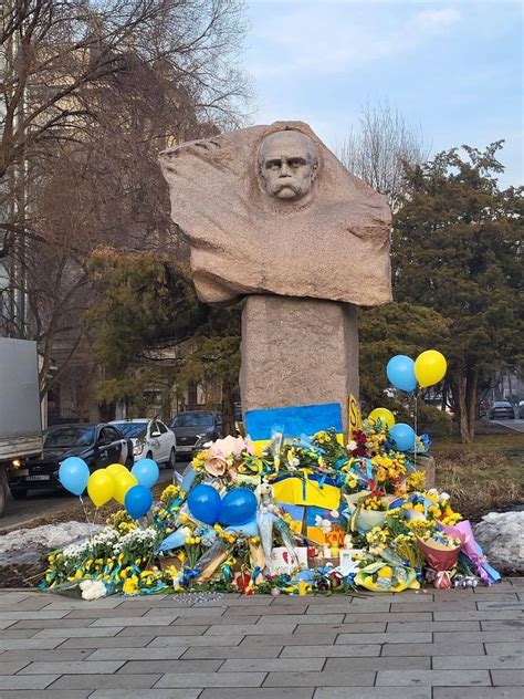 У памятника Шевченко Пикабу