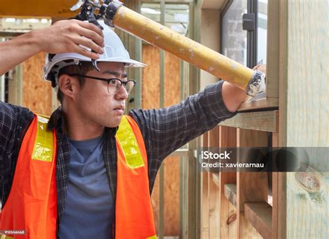 남자 테크닉 총을 사용 하 여 건설 현장에서 창에서 목수에 대한 스톡 사진 및 기타 이미지 목수 실링재 창문 Istock