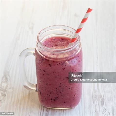 바나나 검은 건포도 흰색 배경에 나무 측면 보기 코코넛 우유 스무디와 유리 항아리 근접 촬영입니다 0명에 대한 스톡 사진 및 기타 이미지 Istock