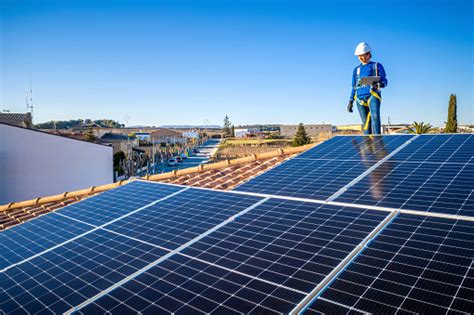 태블릿으로 국내 홈 옥상에 설치된 태양광 패널 의 유지 보수 작업을 하는 기술자 여성 태양전지판에 대한 스톡 사진 및 기타 이미지 태양전지판 집 연료 및 전력 생산