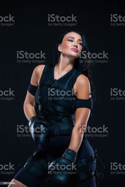 고립된 검은 색 배경에 권투 장갑을 낀 Ems 정장을 입은 젊은 운동 여성 Ems 교육 전기 근육 자극 기계 3차원 형태에 대한 스톡 사진 및 기타 이미지 Istock