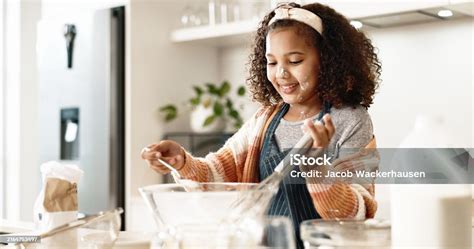 소녀 집 부엌 또는 반죽 집 및 운동 능력 또는 요리 교육을위한 아동 발달에서 굽고 섞습니다 요리 쿠키 반죽과 기쁜 디저트 그릇과 식기 포함 10 11세에 대한 스톡 사진